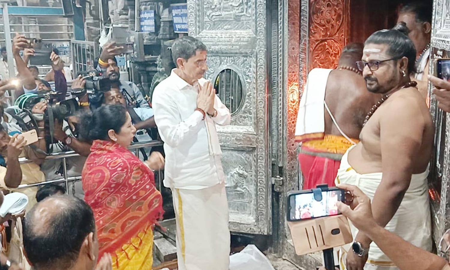 ராமேசுவரம் கோவிலில் கவர்னர் ஆர்.என்.ரவி சாமி தரிசனம் | Governor RN Ravi ...