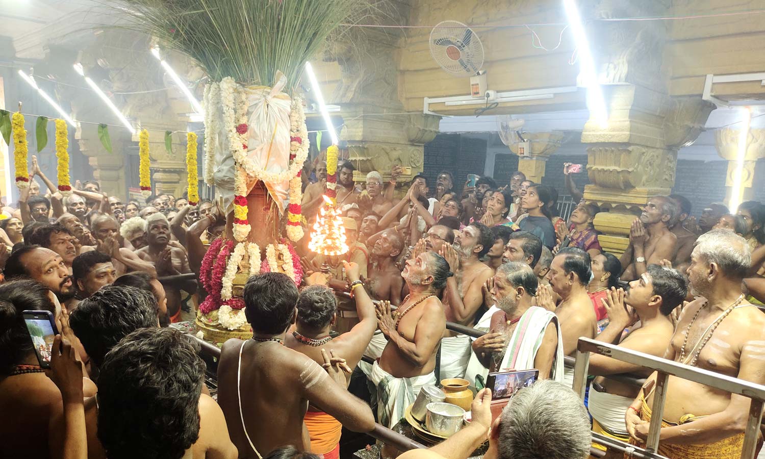 உவரி சுயம்புலிங்க சுவாமி கோவில் தைப்பூச திருவிழா கொடியேற்றத்துடன் ...
