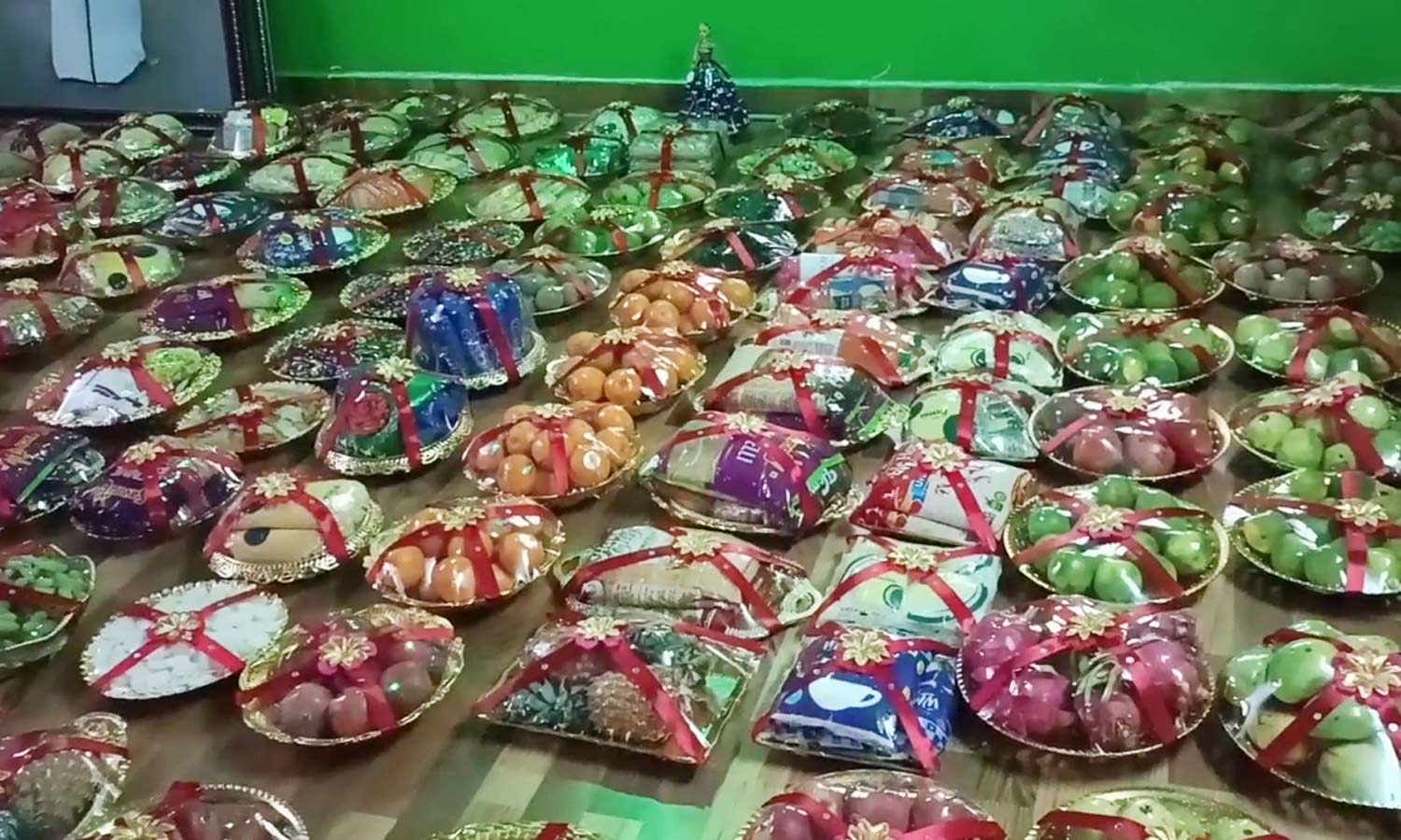 பூப்புனித விழா: சகோதரி மகளுக்கு 300 வகை சீர்வரிசைகளை வழங்கி அசத்திய ...