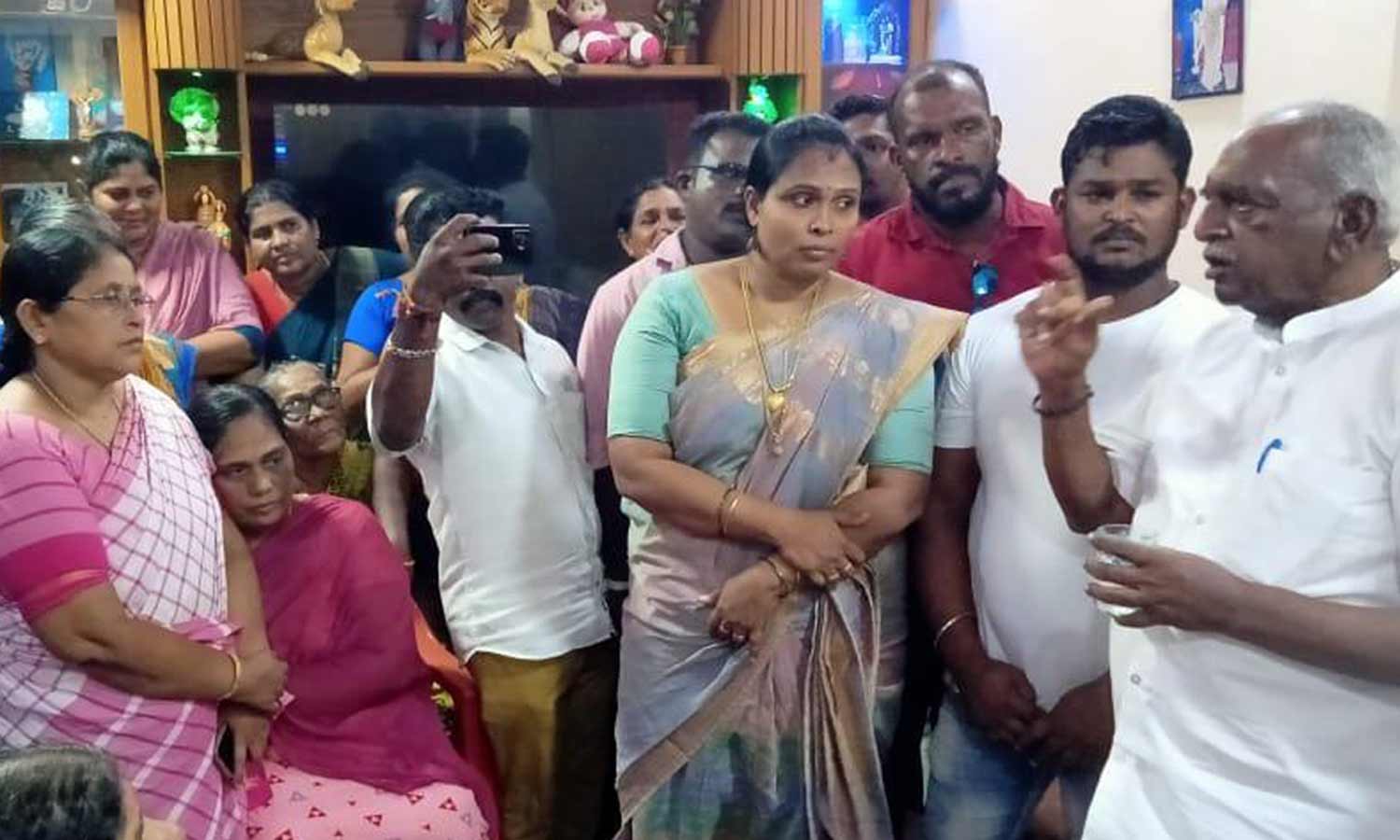 குளச்சலில் சிறை பிடிக்கப்பட்ட மீனவர்கள் குடும்பத்திற்கு பொன் ...