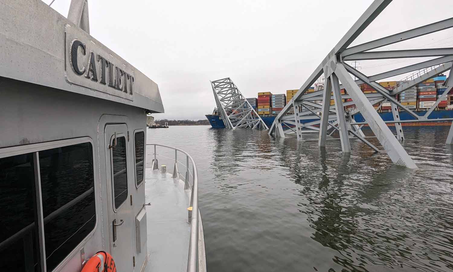 அமெரிக்க ஆற்றில் சரிந்து விழுந்த பாலம் - 200 டன் பாகங்கள் மீட்பு ...