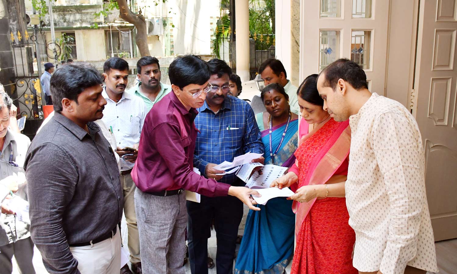 வாக்காளர்களுக்கு வீடு வீடாக சென்று "பூத் சிலிப்" வழங்கும் பணி இன்று ...