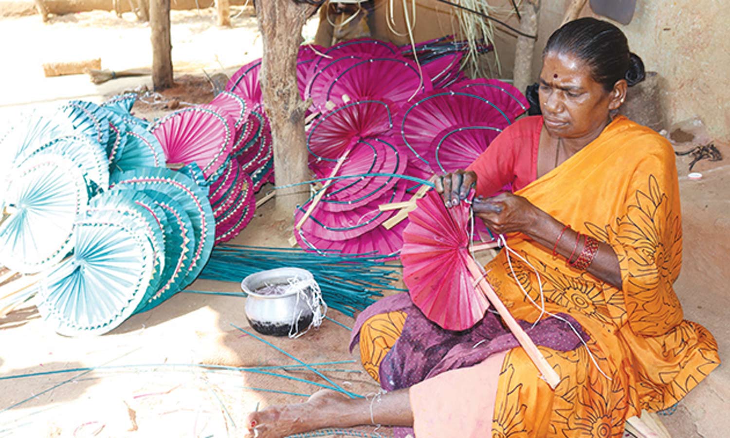 திருத்தணியில் கோடை வெயிலுக்கு இதமான பனை ஓலை விசிறி தயாரிப்பு அதிகரிப்பு ...