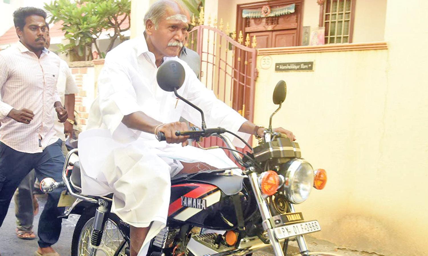 புதுச்சேரியில் மோட்டார் சைக்கிளில் வந்து வாக்களித்த முதல்-அமைச்சர் ...