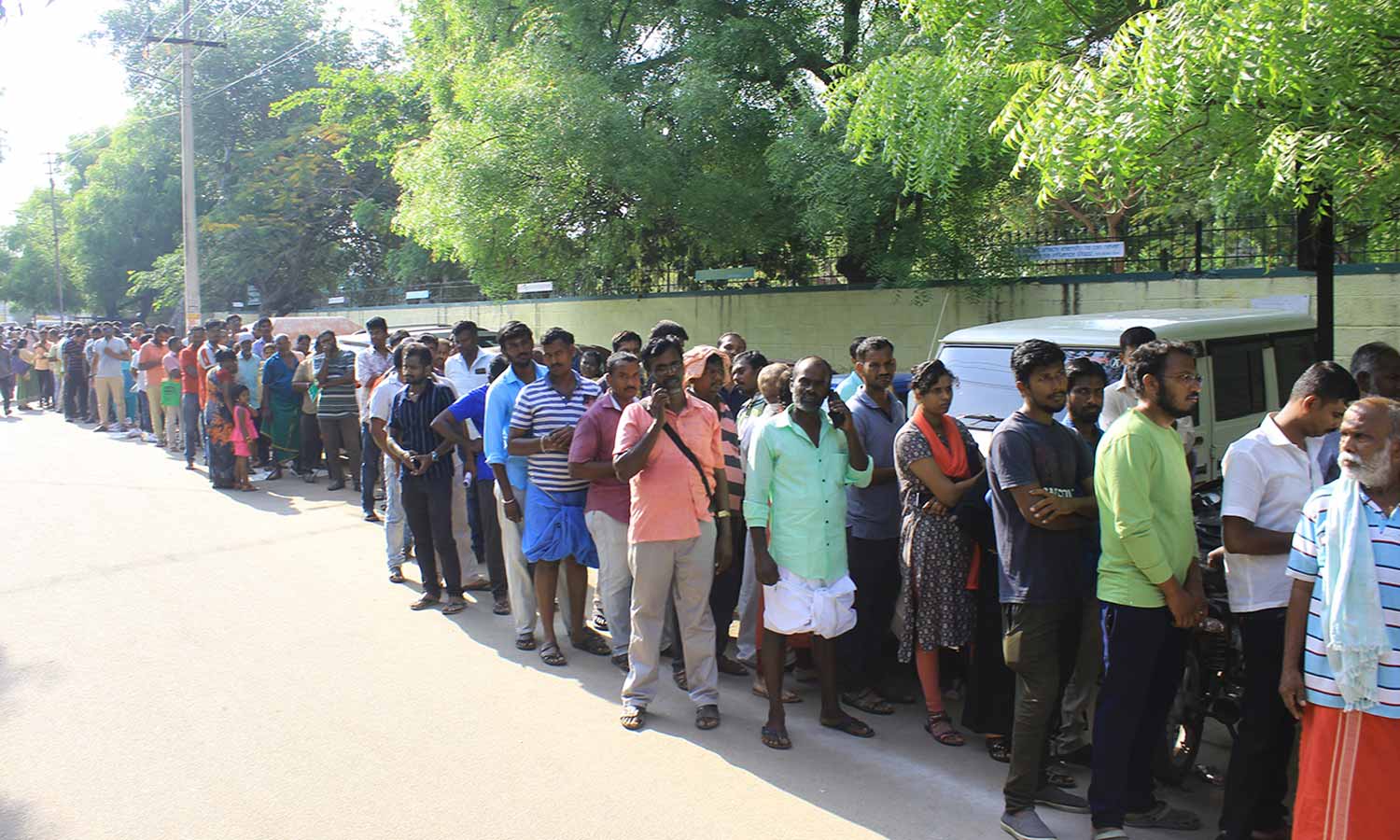 LKG சீட்டுக்காக பள்ளி முன்பு போர்வை விரித்து தூங்கிய பெற்றோர்கள் ...