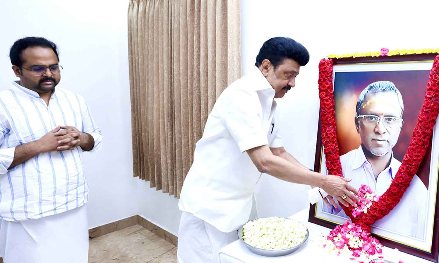 தனி செயலாளரின் தந்தை மறைவு- முதலமைச்சர் மு.க.ஸ்டாலின் நேரில் ஆறுதல் ...