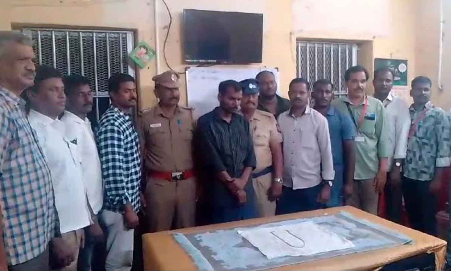 ரெயிலில் பெண் பயணியிடம் செயின் பறித்த ஆட்டோ டிரைவர் கைது | Auto driver ...