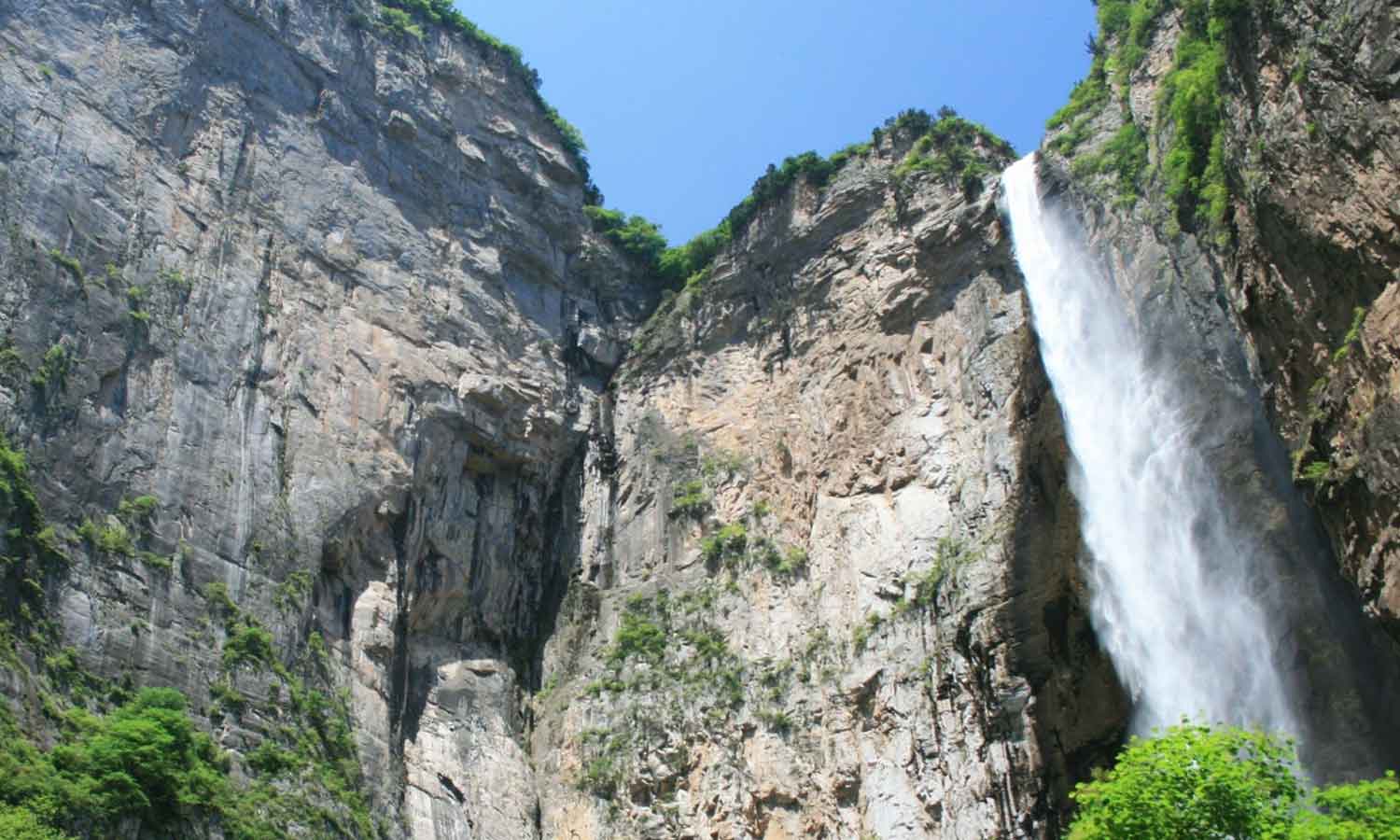 அருவியில் குழாய் மூலம் கொட்டப்பட்ட தண்ணீர் | Famous waterfall in China ...