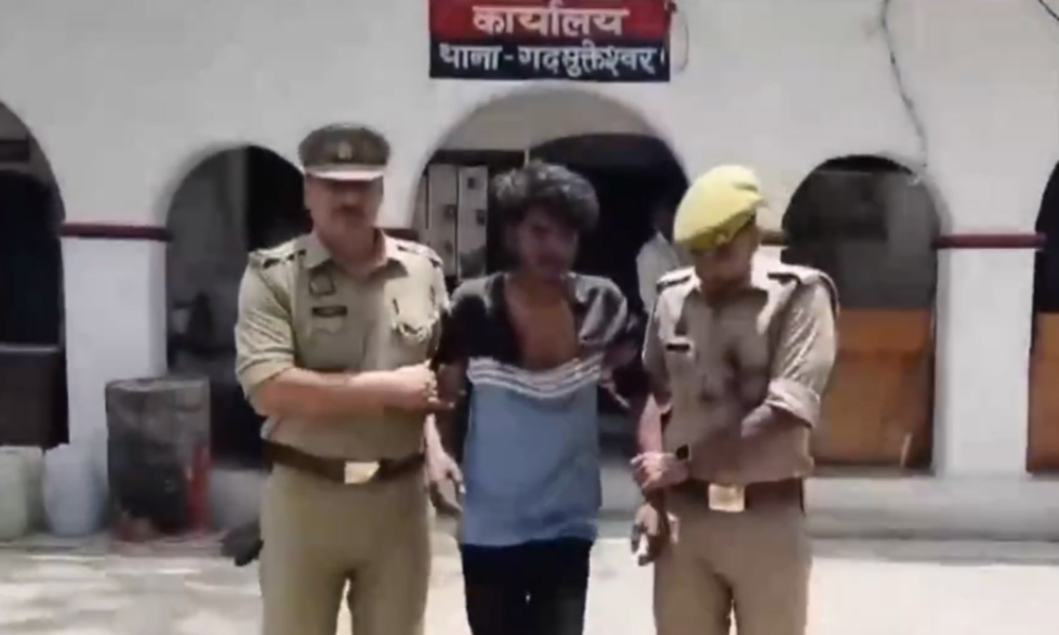 கட்டணம் கேட்டதால் ஆத்திரம்: சுங்கச்சாவடியை இடித்த புல்டோசர் டிரைவர் ...