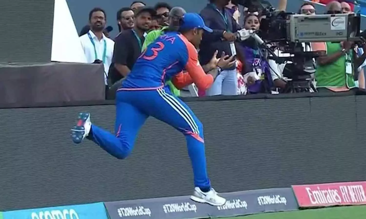 மில்லர் கேட்சை பிடித்ததும் எல்லோரும் SKY-யிடம் கேட்டது இதுதான்: விவரிக்கும் அக்சர் படேல் ...