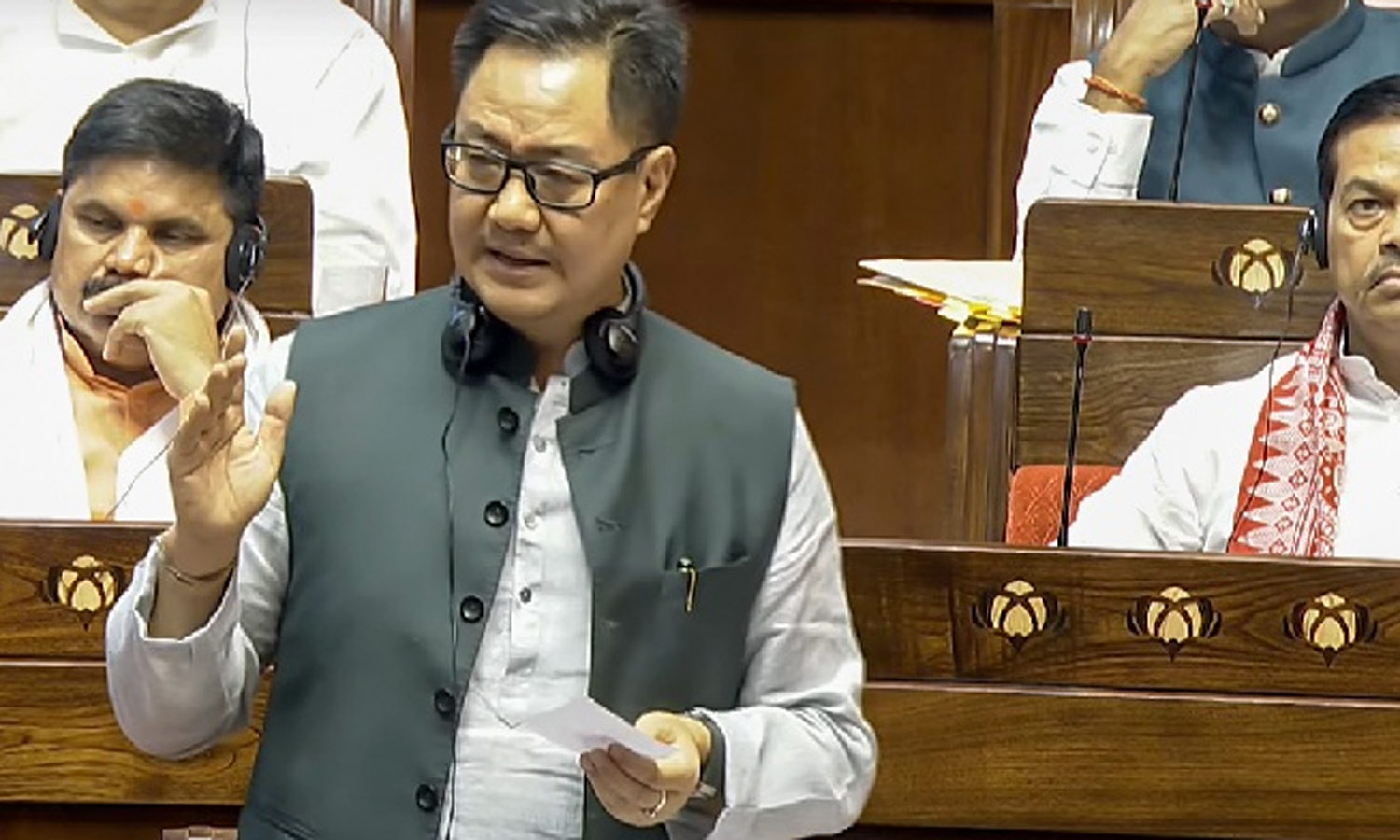 Parliament Kiren Rijiju Tables Waqf Amendment Bill பாராளுமன்றத்தில்