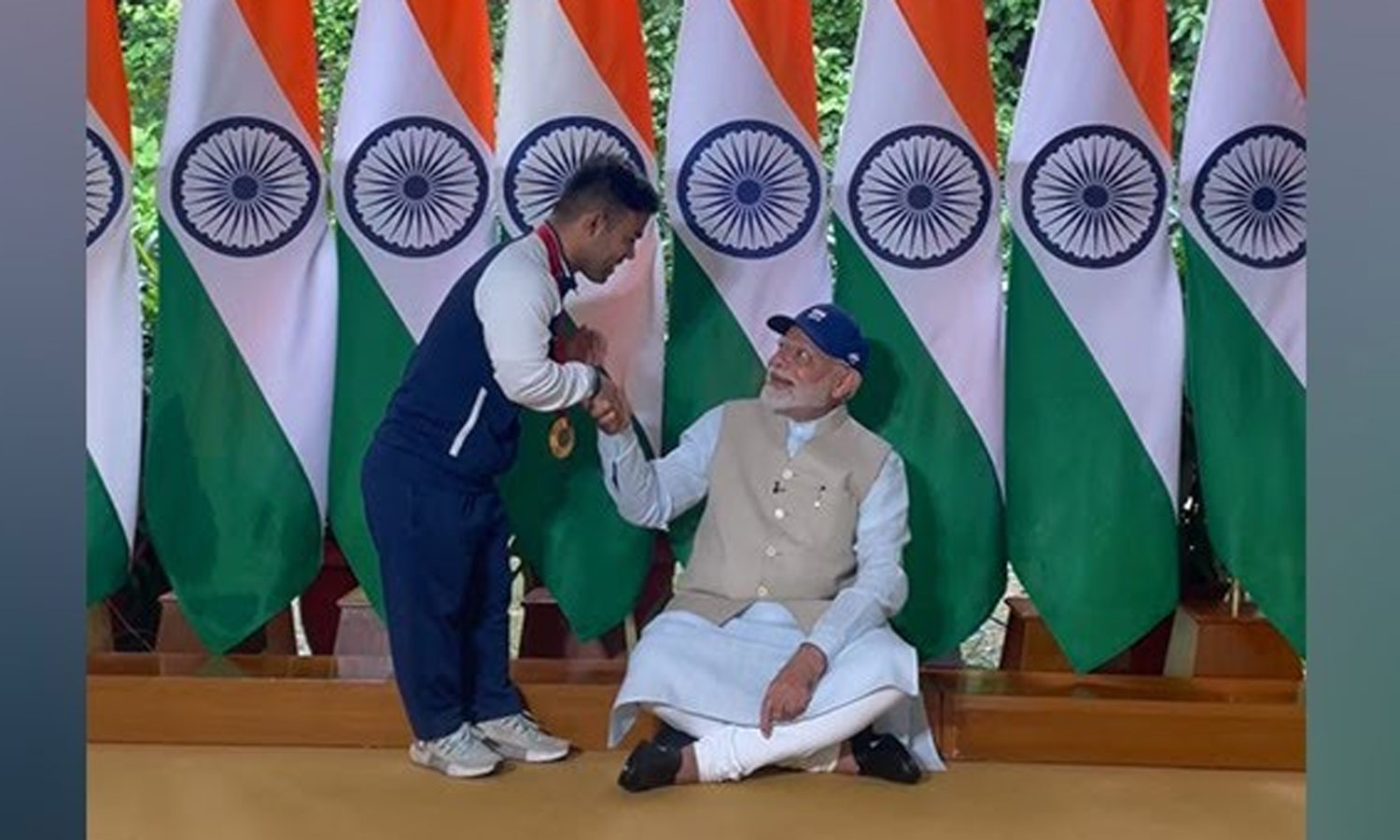 PM Modi with Indias Para Olympic medalist/பாரா ஒலிம்பிக்கில் பதக்கம் ...