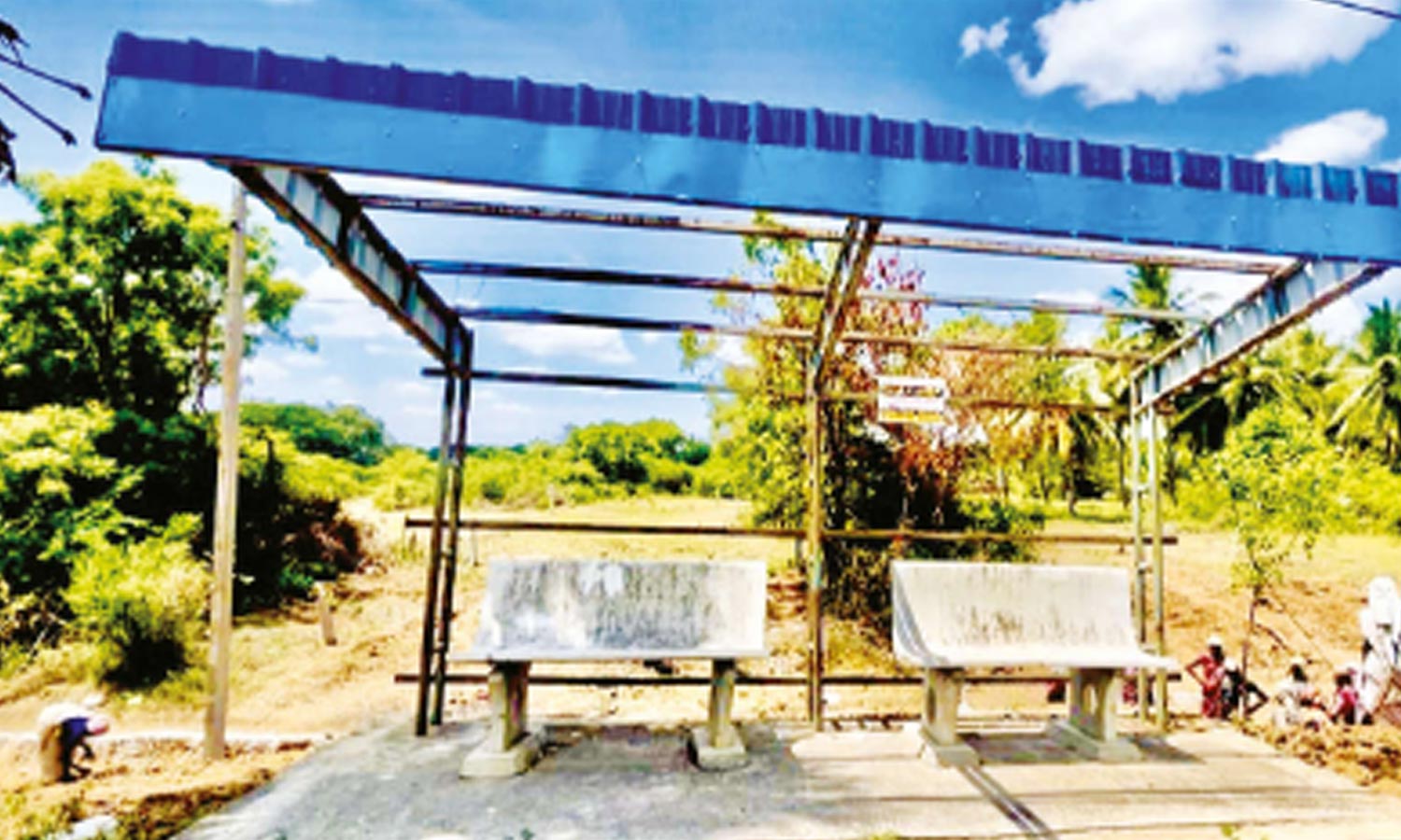 மதுரை அருகே பஸ் நிறுத்த மேற்கூரையை திருடிச்சென்ற கும்பல்- gang stole ...