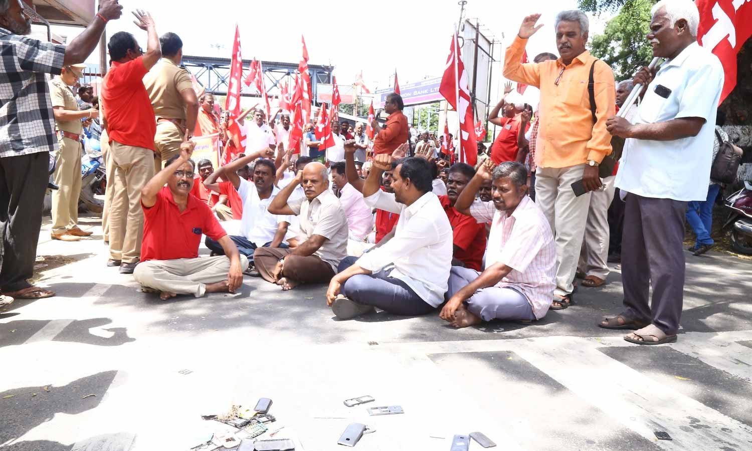 சாம்சங் செல்போன்களை உடைத்து தொழிற்சங்கத்தினர் போராட்டம்- CITU Workers ...