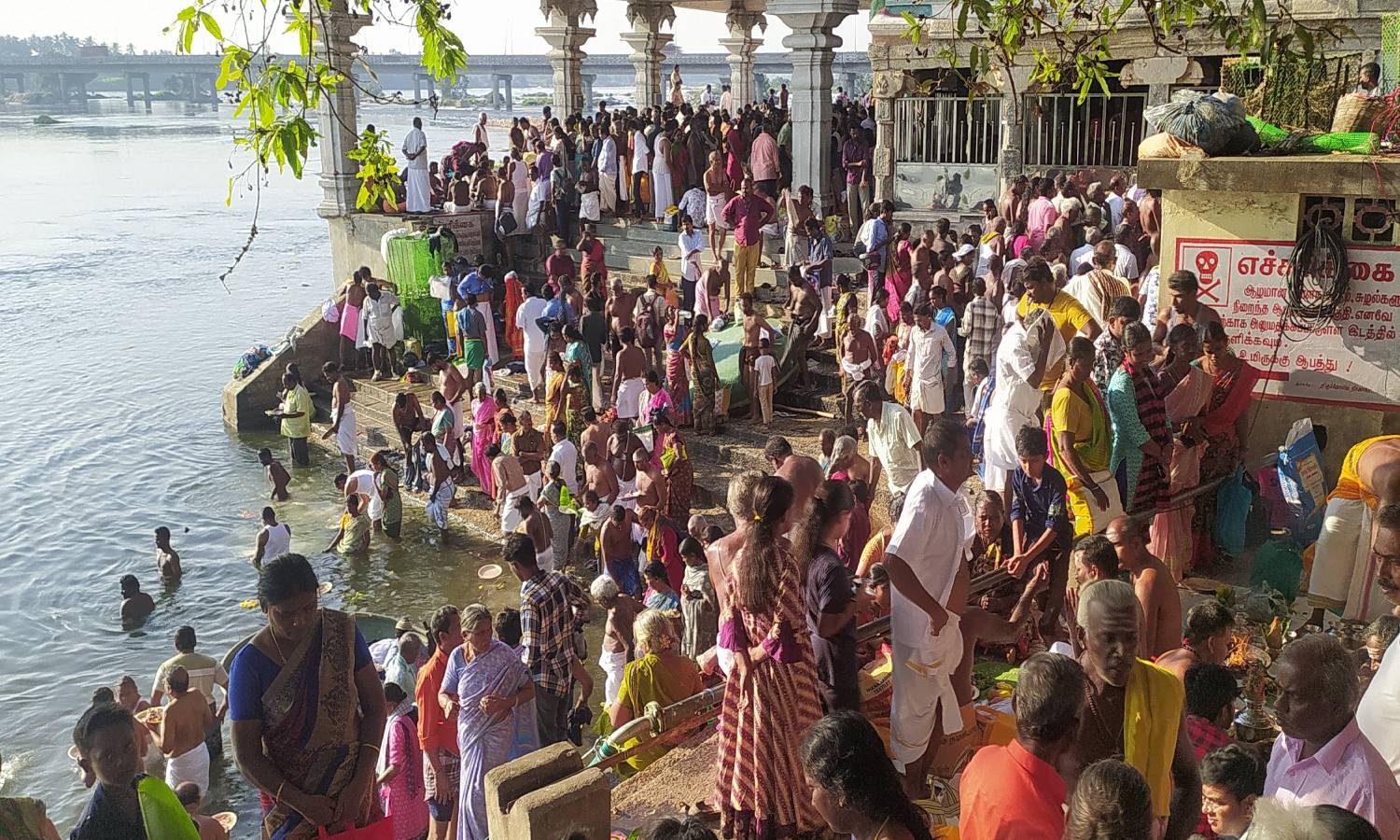 பவானி கூடுதுறையில் முன்னோர்களுக்கு தர்ப்பணம்/Tarpanam to ancestors at ...