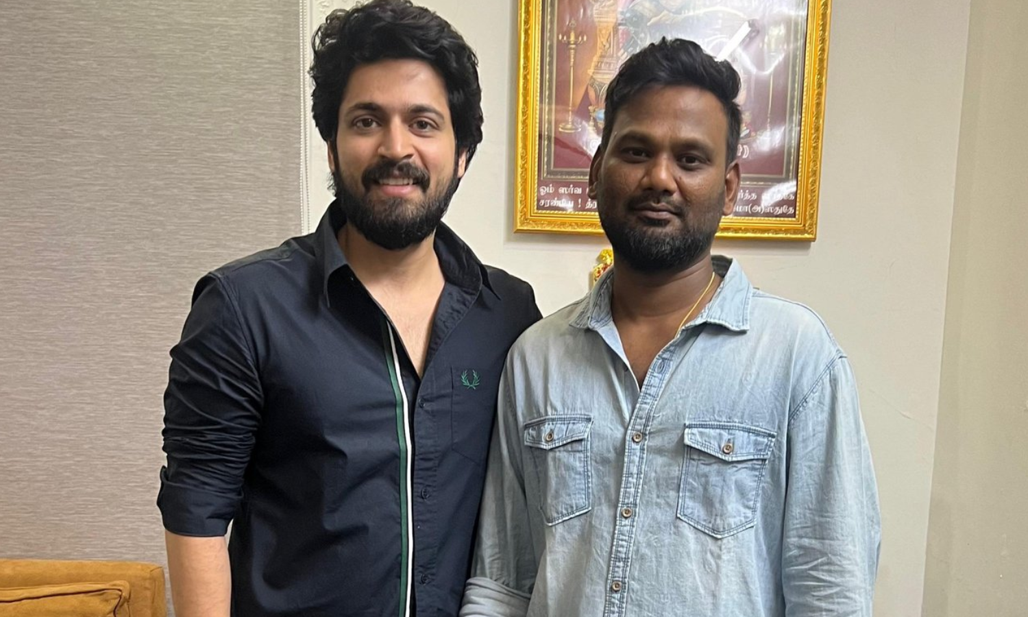 லப்பர் பந்து திரைப்பட இயக்குநருக்கு தங்க செயின் பரிசளித்த ஹரிஷ் கல்யாண் ...