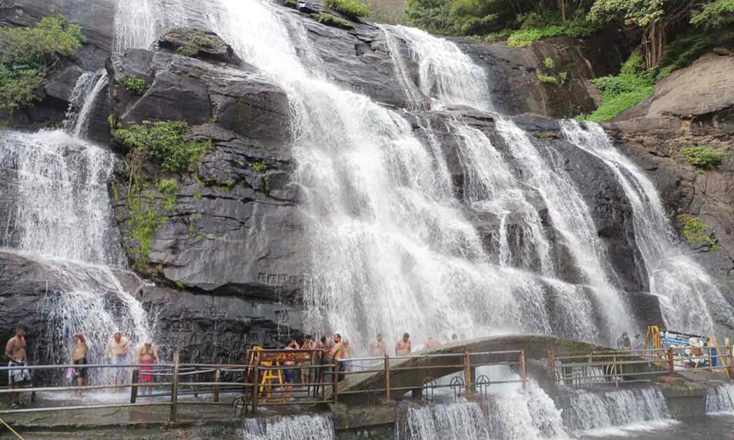 குற்றால அருவிகளில் குளிக்க சுற்றுலா பயணிகளுக்கு அனுமதி, Tourists are ...