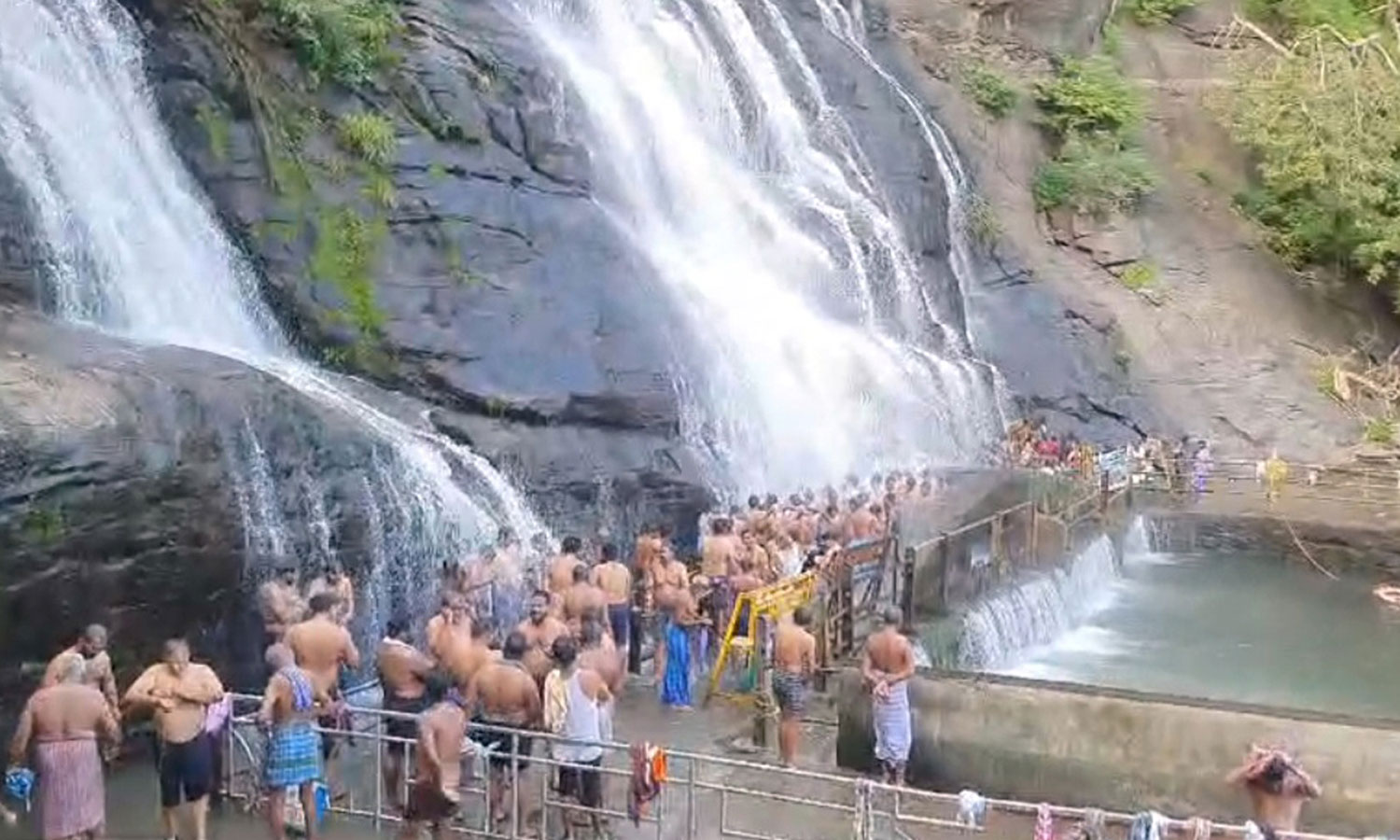 Courtallam Falls Tourists bathing, குற்றால அருவிகளில் உற்சாகமாக ...