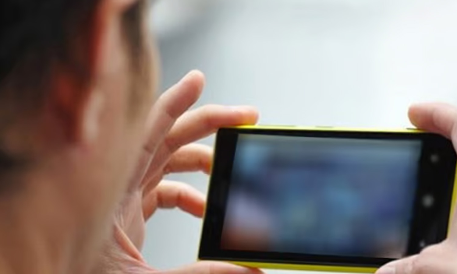 செல்போனில் ஆபாச படங்களை பார்த்து மனைவிகளிடம் அத்துமீறும் கணவர்கள் ...