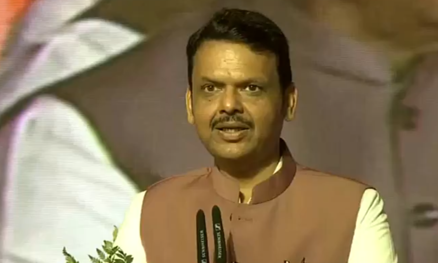 மகாராஷ்டிரா முதல்வராக மூன்றாவது முறையாக பதவியேற்றார் தேவேந்திர ...