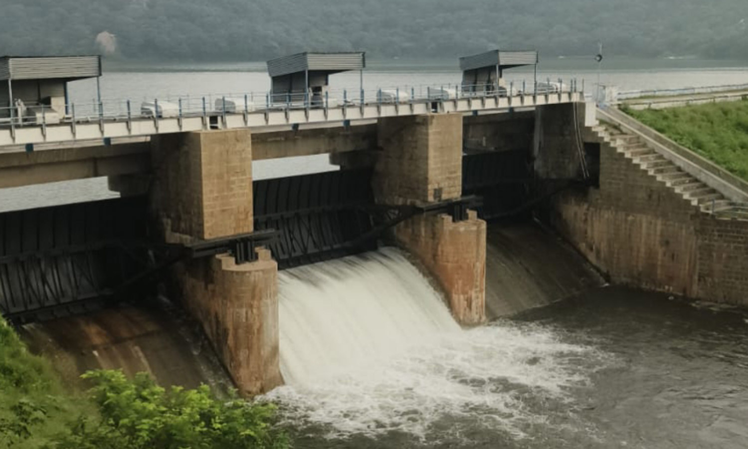 பஞ்சப்பள்ளி சின்னாறு அணையில் உபரிநீர் திறப்பு, Excess water release in ...