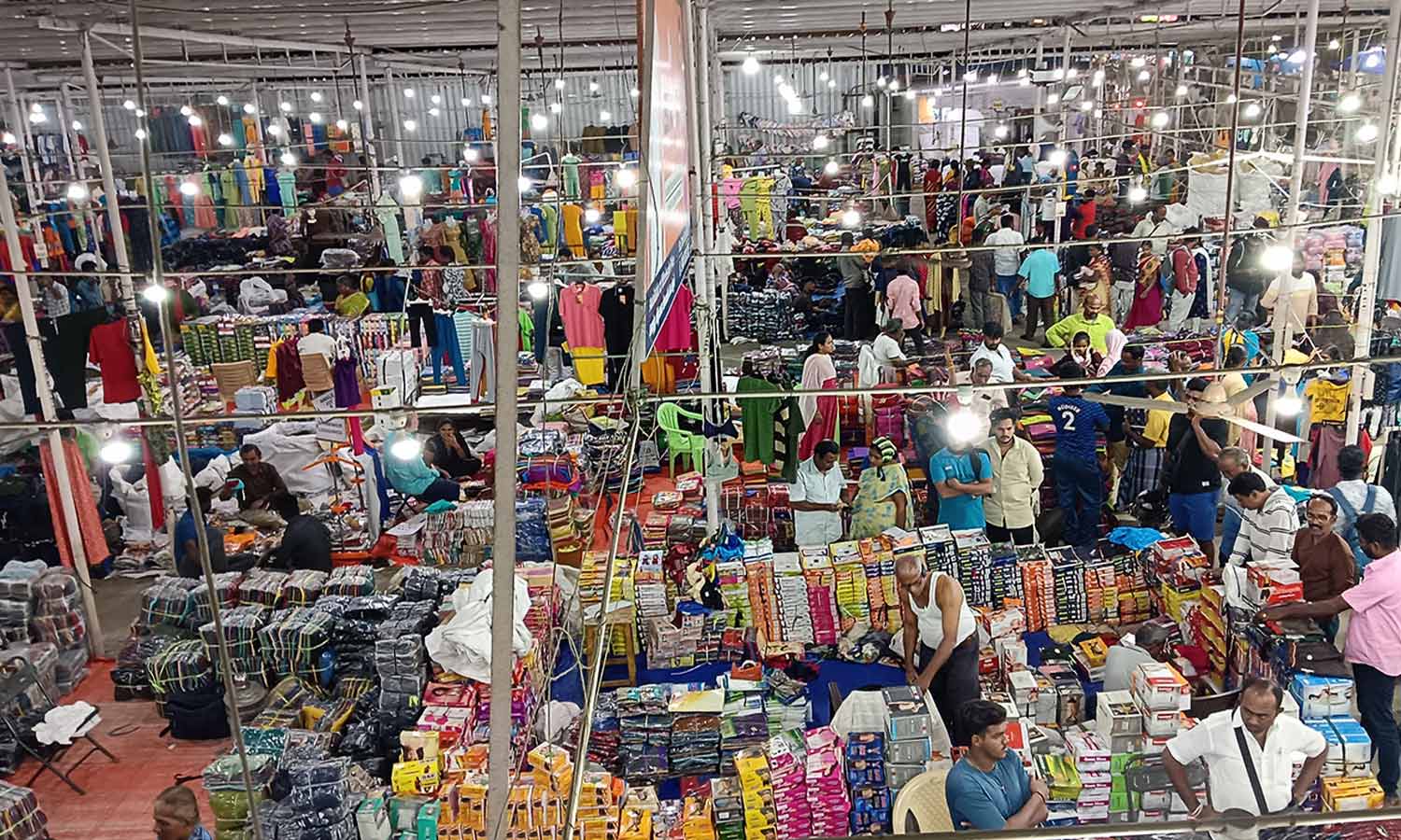 பொங்கல் பண்டிகையையொட்டி ஈரோடு ஜவுளிச்சந்தையில் விடிய விடிய நடந்த ...