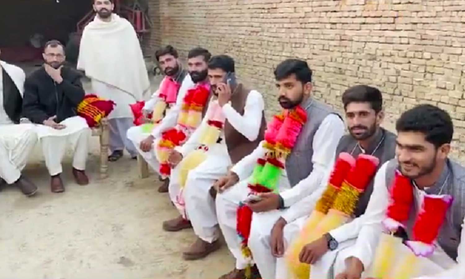 பாகிஸ்தானில் 6 சகோதரிகளை திருமணம் செய்த 6 சகோதரர்கள் / Pakistan 6 ...