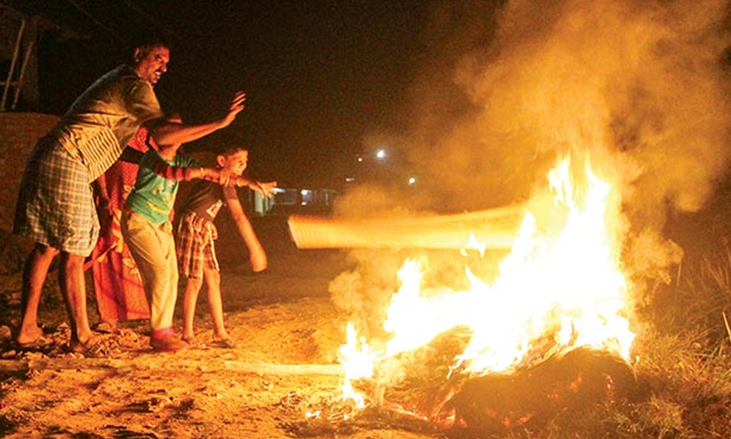 தமிழகத்தில் களைகட்டிய போகி பண்டிகை கொண்டாட்டம்- சென்னையில் காற்று மாசு ...