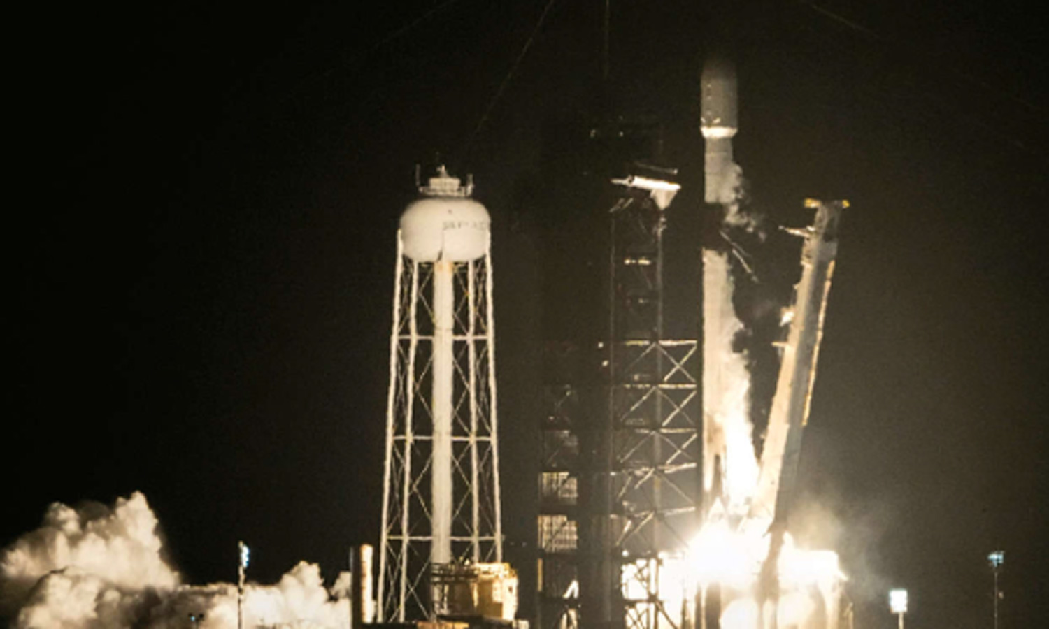 அமெரிக்காவில் இருந்து நிலாவில் ஆய்வு நடத்த 2 லேண்டர்கள் அனுப்பப்பட்டன ...