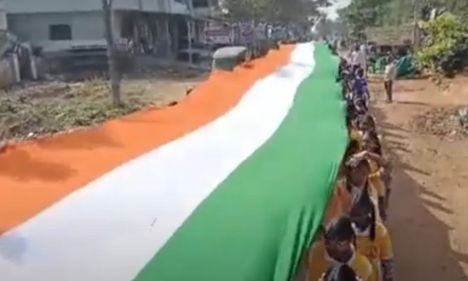தெலுங்கானாவில் 300 அடி நீள தேசிய கொடியை ஏந்தி சென்ற மாணவர்கள், Students ...