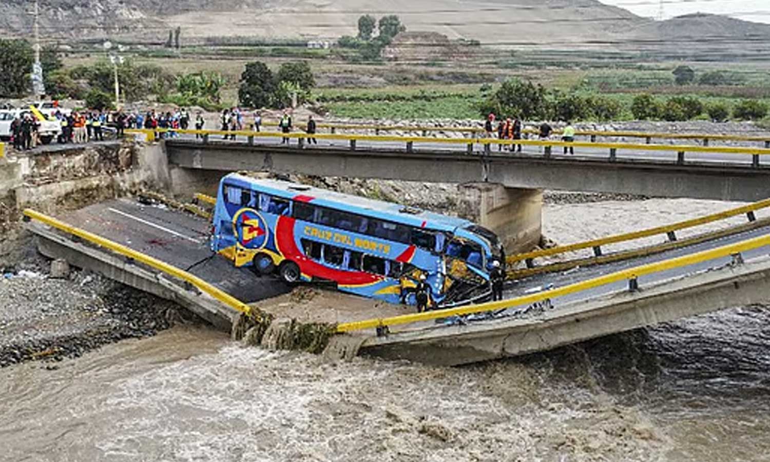 பெரு நாட்டில் பாலம் இடிந்து ஆற்றுக்குள் விழுந்த பேருந்து / Two Killed ...