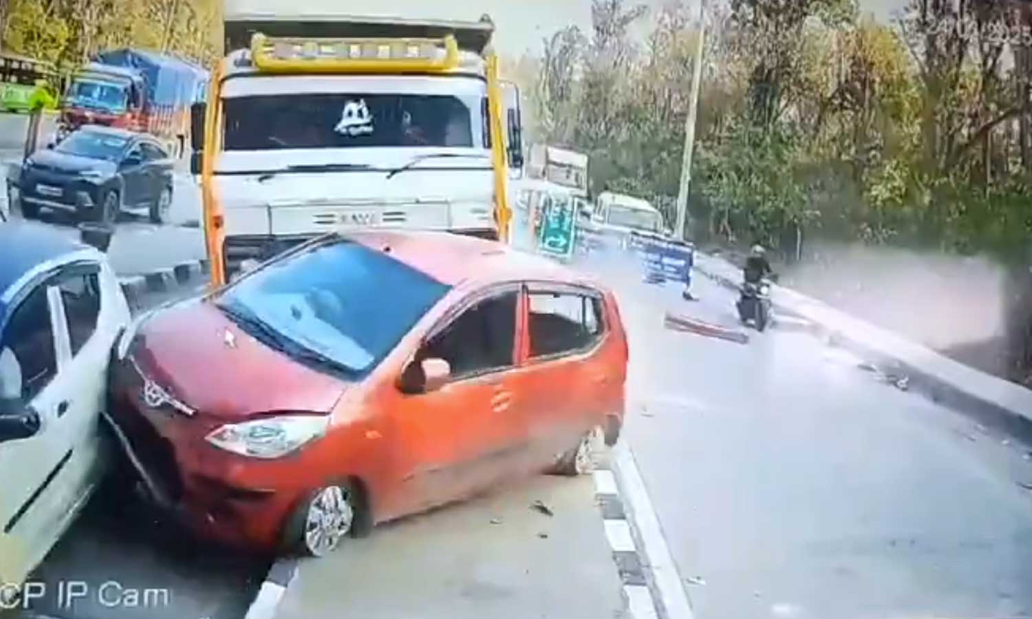 சுங்கச் சாவடியில் கார் மீது மோதிய மணல் லாரி - 2 பேர் உயிரிழப்பு / truck ...