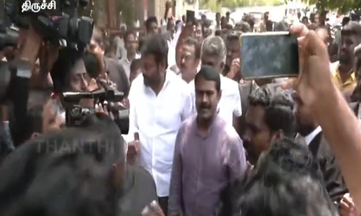 டி.ஐ.ஜி. வருண்குமார் தொடர்ந்த வழக்கு: திருச்சி கோர்ட்டில் சீமான் ஆஜர் ...