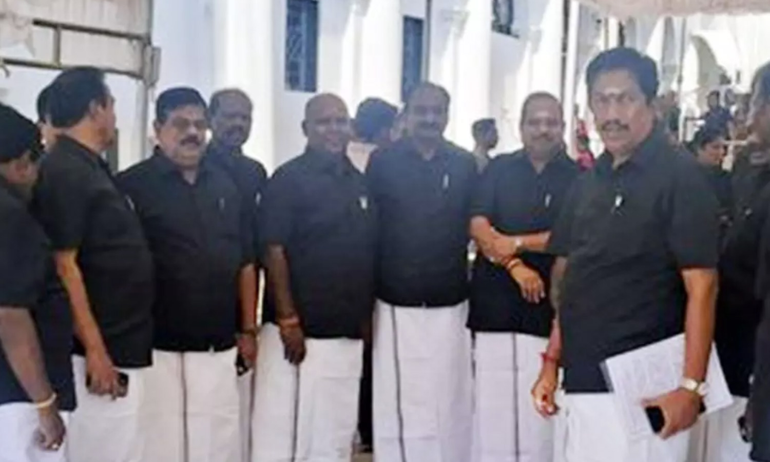 சட்டசபைக்கு 2-வது நாளாக கருப்பு சட்டை அணிந்து வந்த அ.தி.மு.க.வினர் ...