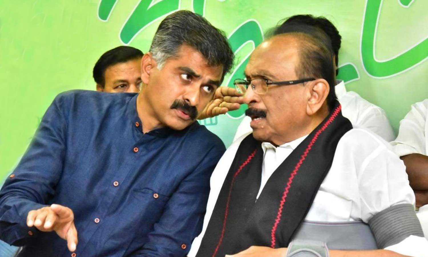 துரை வைகோவை சமாதானம் செய்யும் வைகோ/ Vaiko tries to appease Durai Vaiko