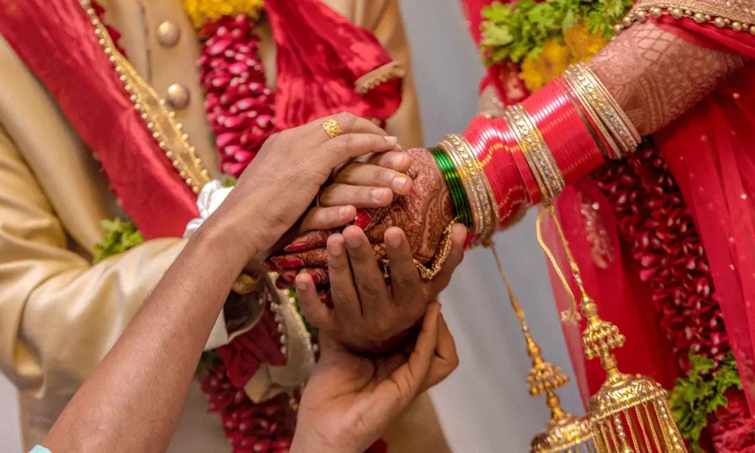 பாலியல் வழக்கு போடுவதாக மிரட்டி மணமகளின் விதவை தாயை திருமணம் செய்து ...