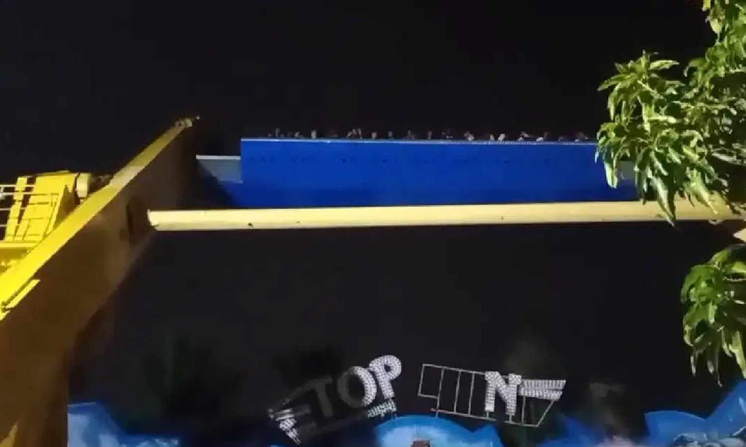 ராட்சத ராட்டினத்தில் அந்தரத்தில் தொங்கிய மக்கள் - பொழுதுபோக்கு மையத்தை ...