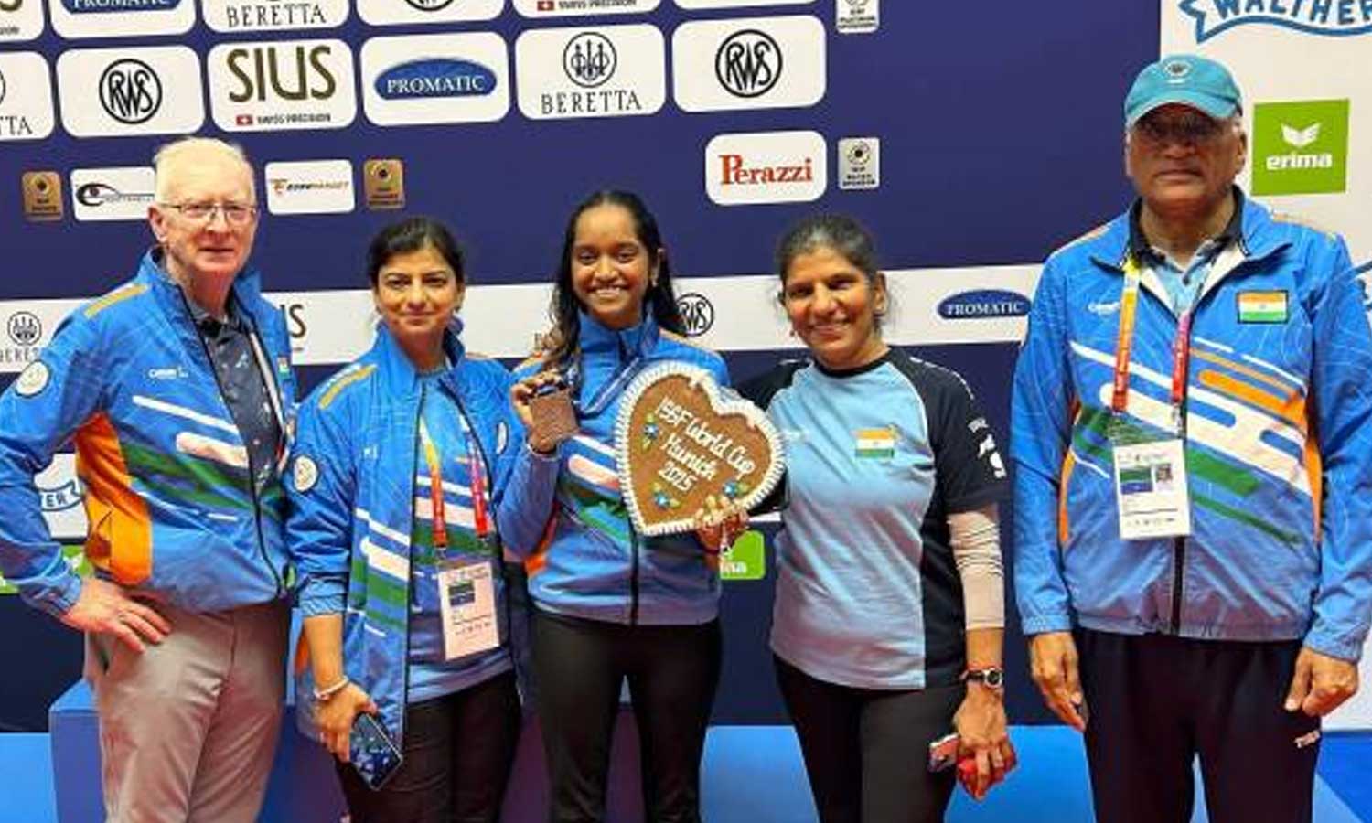 உலகக்கோப்பை துப்பாக்கிச்சுடுதல்: இளவேனில் வாலறிவன் வெண்கலம் / ISSF ...