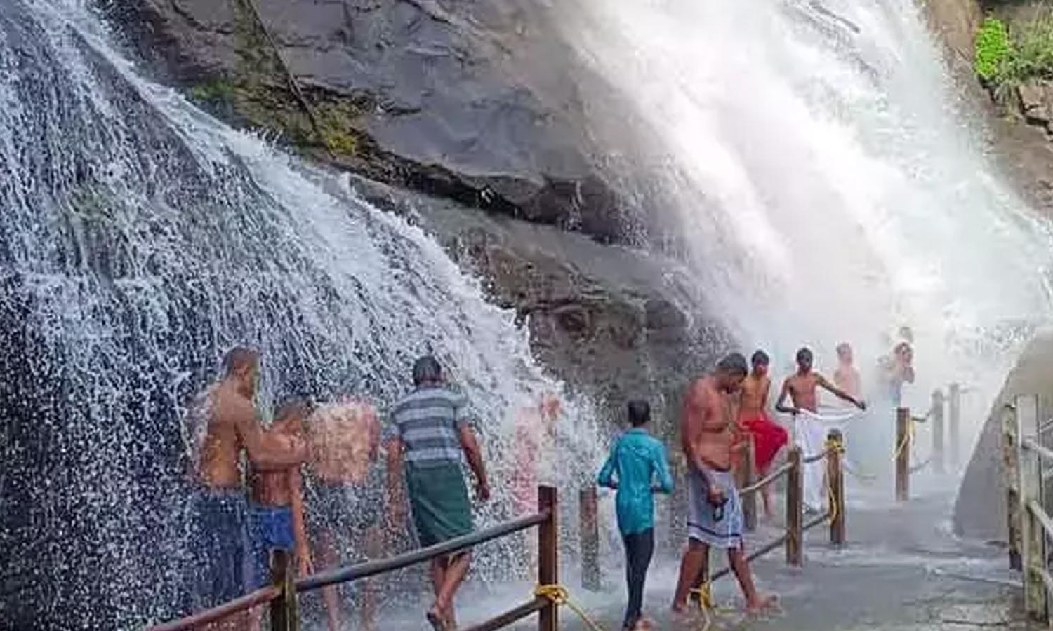 குற்றால அருவிகளில் குளிக்க அனுமதி- Bathing allowed at Courtala Falls