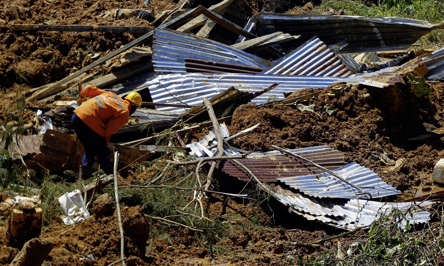 கொலம்பியாவில் பயங்கர நிலச்சரிவு - உயிரோடு மண்ணுக்குள் புதைந்த 25 பேர். colombia landslide death ...