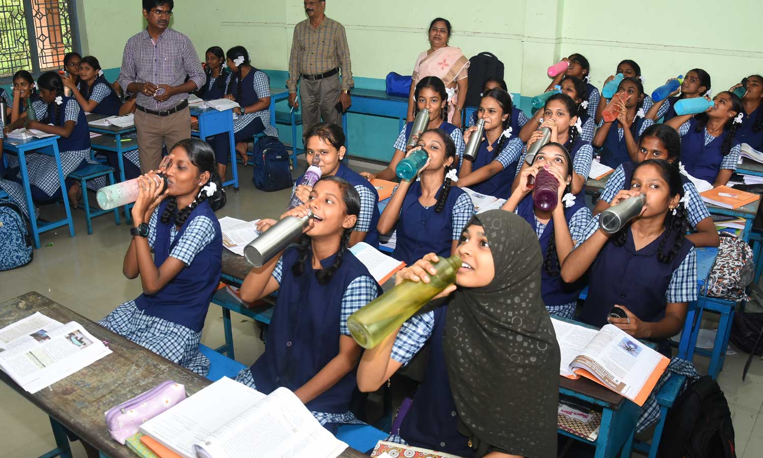 தமிழ்நாட்டில் உள்ள பள்ளிகளில் அமலுக்கு வந்தது 'வாட்டர் பெல்' திட்டம் ...