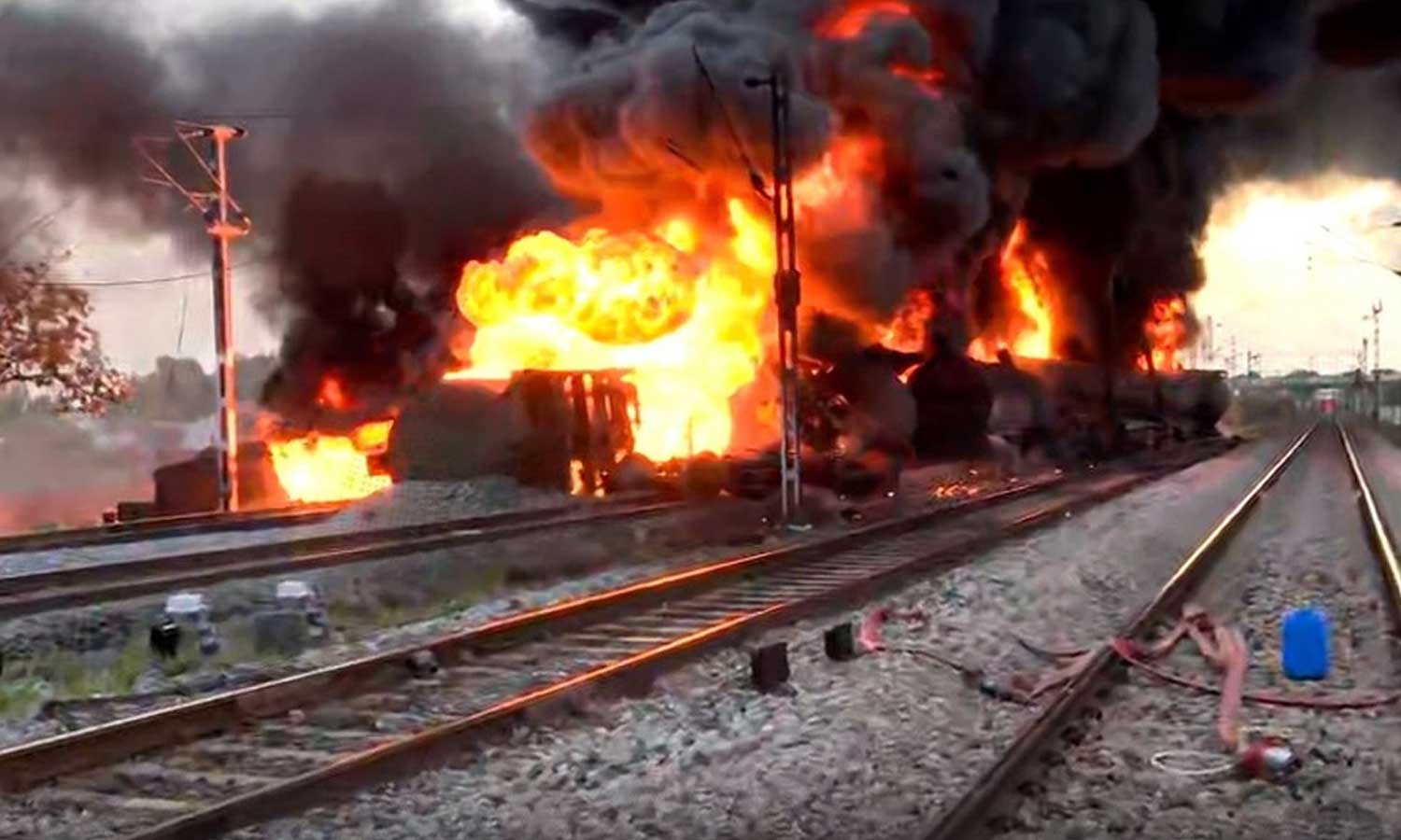 சரக்கு ரெயிலில் தீ விபத்து: ரெயில்வே விளக்கம் / Fire breaks out in freight train near ...
