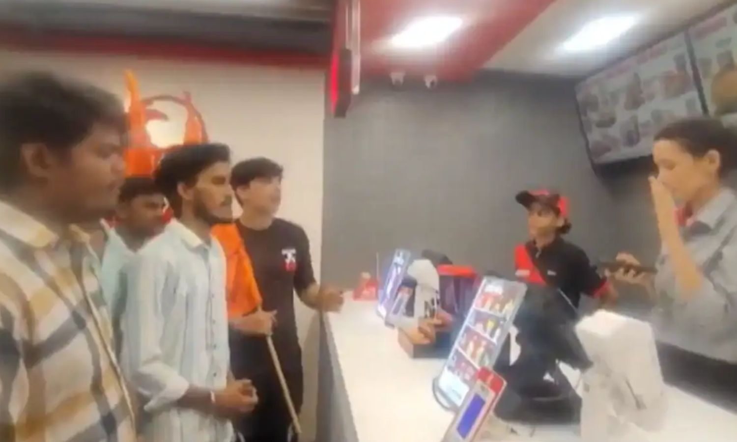 அசைவம் விற்கக்கூடாது.. KFCக்குள் புகுந்து இந்துத்துவா கும்பல் மிரட்டல் ...