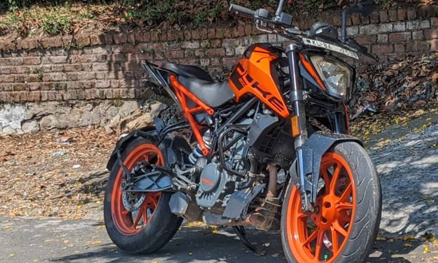 விலை உயர்ந்த மோட்டார் சைக்கிளை திருடி பெட்ரோல் தீர்ந்ததும் அனாதையாக ...