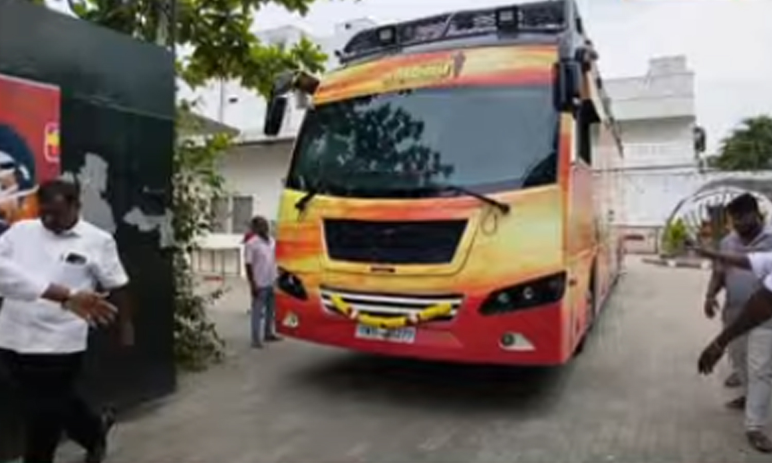 திருச்சிக்கு புறப்பட்டது த.வெ.க. விஜயின் பிரச்சார வாகனம்- TVK Vijay's ...