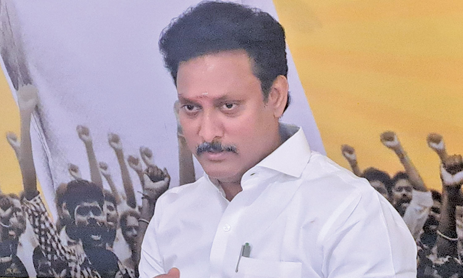 பிடித்த தலைவர்கள் பின்னால் செல்லுங்கள்... ஆனால் உங்களது உயிர் மிக ...