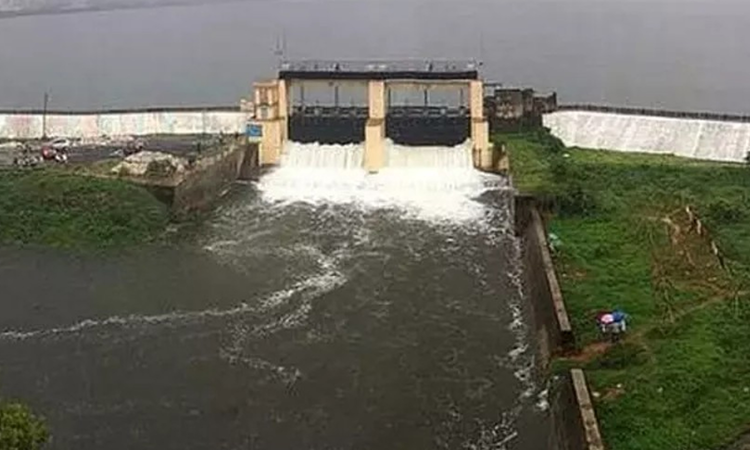 கொசஸ்தலை ஆற்றில் நீர்வரத்து அதிகரிப்பு- புழல் ஏரியில் இருந்து 700 கன ...