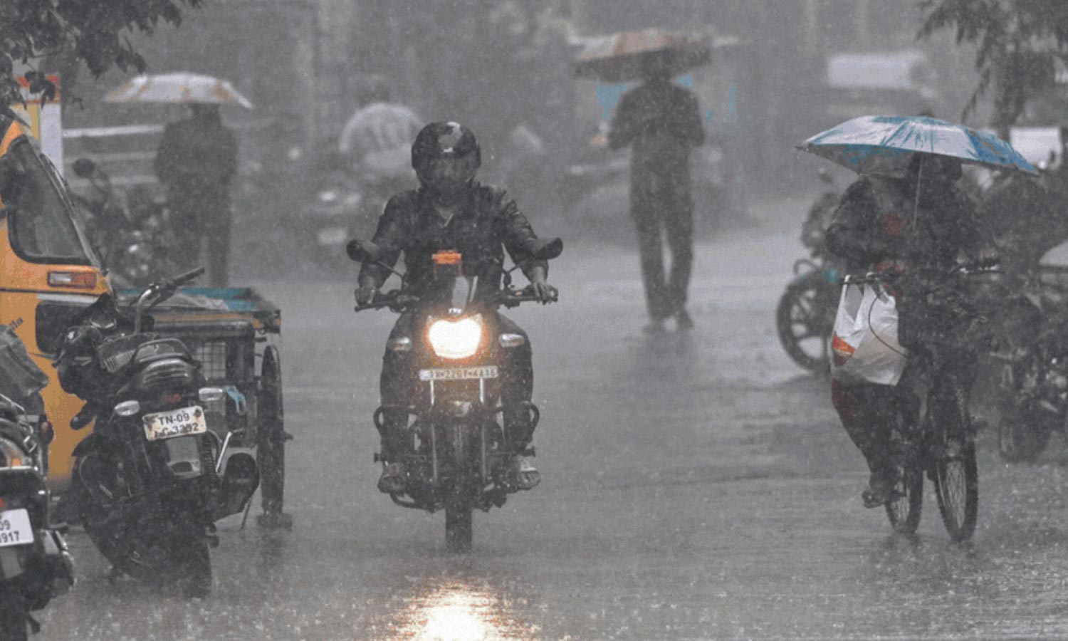 புதுச்சேரியில் விடிய விடிய பெய்த தொடர் மழை- Rain Continue in Puducherry