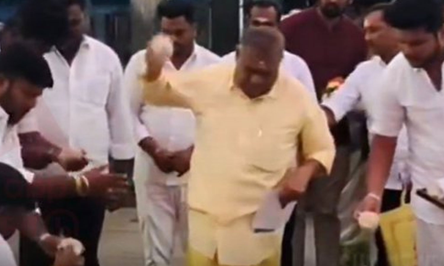 ஜனநாயகனுக்காக 108 சிதறு தேங்காய் உடைத்து வழிபட்ட புஸ்சி ஆனந்த்- Bussy ...